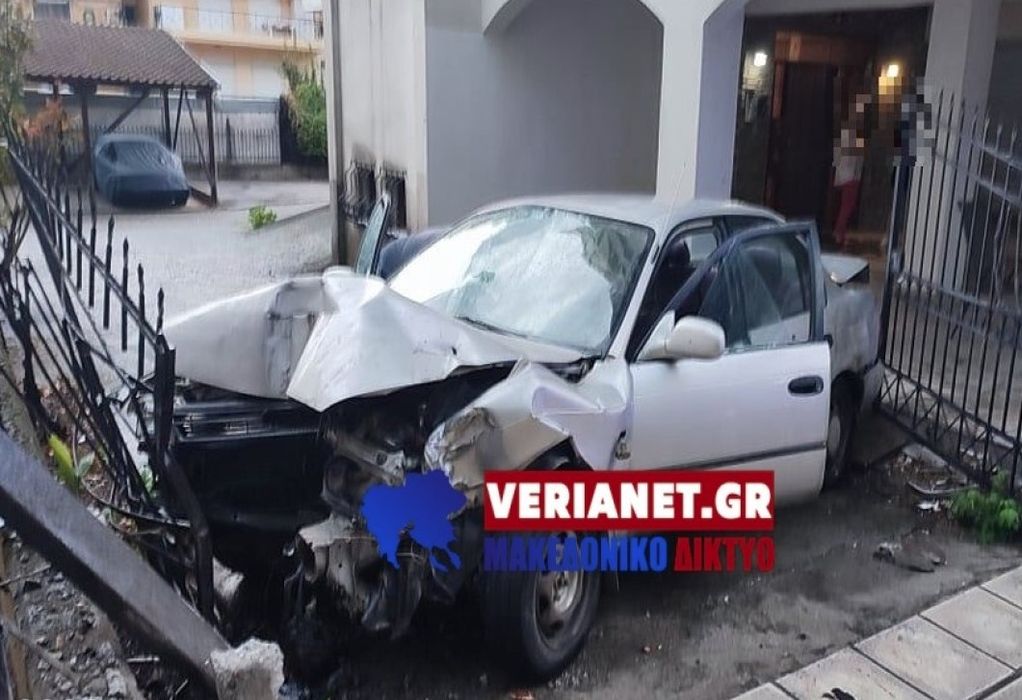 Βέροια : Ι.Χ. αυτοκίνητο παραβίασε μονόδρομο και κατέληξε σε υπαίθριο ...