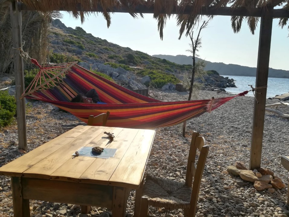 Τρομερό : Ζευγάρι από τη Θεσσαλονίκη άνοιξε beach bar σε ακατοίκητο ...
