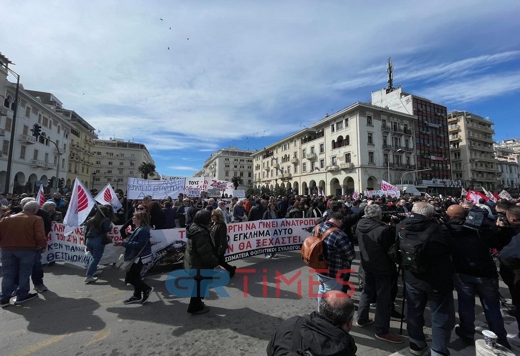 «Τσουνάμι» κόσμου στους δρόμους της Θεσσαλονίκης, ένωσαν τις φωνές τους ...