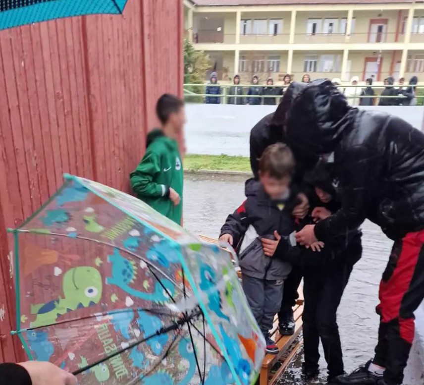 Αυτή την Ελλάδα θέλουμε, των σχολείων με πισίνες : Πλημμύρισε προαύλιο ...