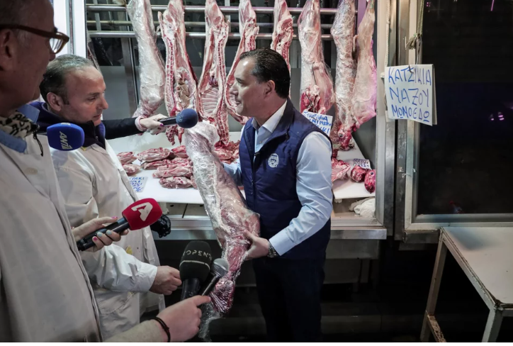 Ο Άδωνις Γεωργιάδης με το αρνί στην αγκαλιά : «Οι τιμές είναι χαμηλές ...