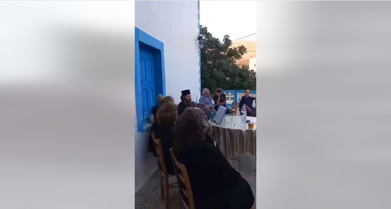Ιερέας παίζει βιολί στο προαύλιο εκκλησίας στην Τέλενδο και οι κάτοικοι ...